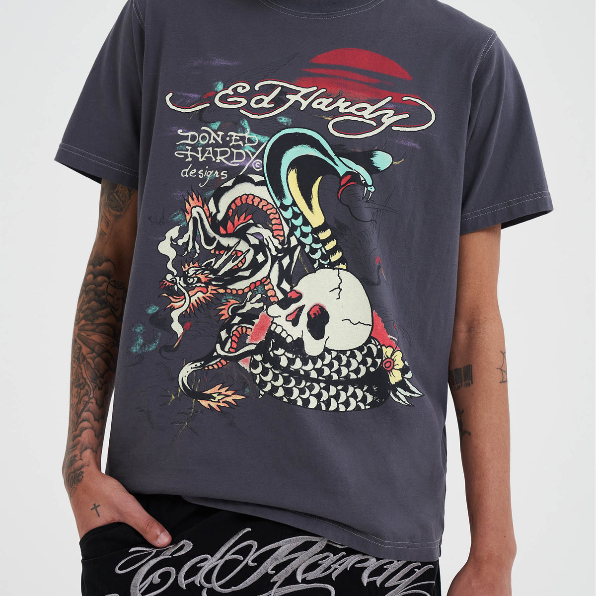 Mens Drag And Venom At Sunset T-Shirt - Charcoal – Ed Hardy Europe